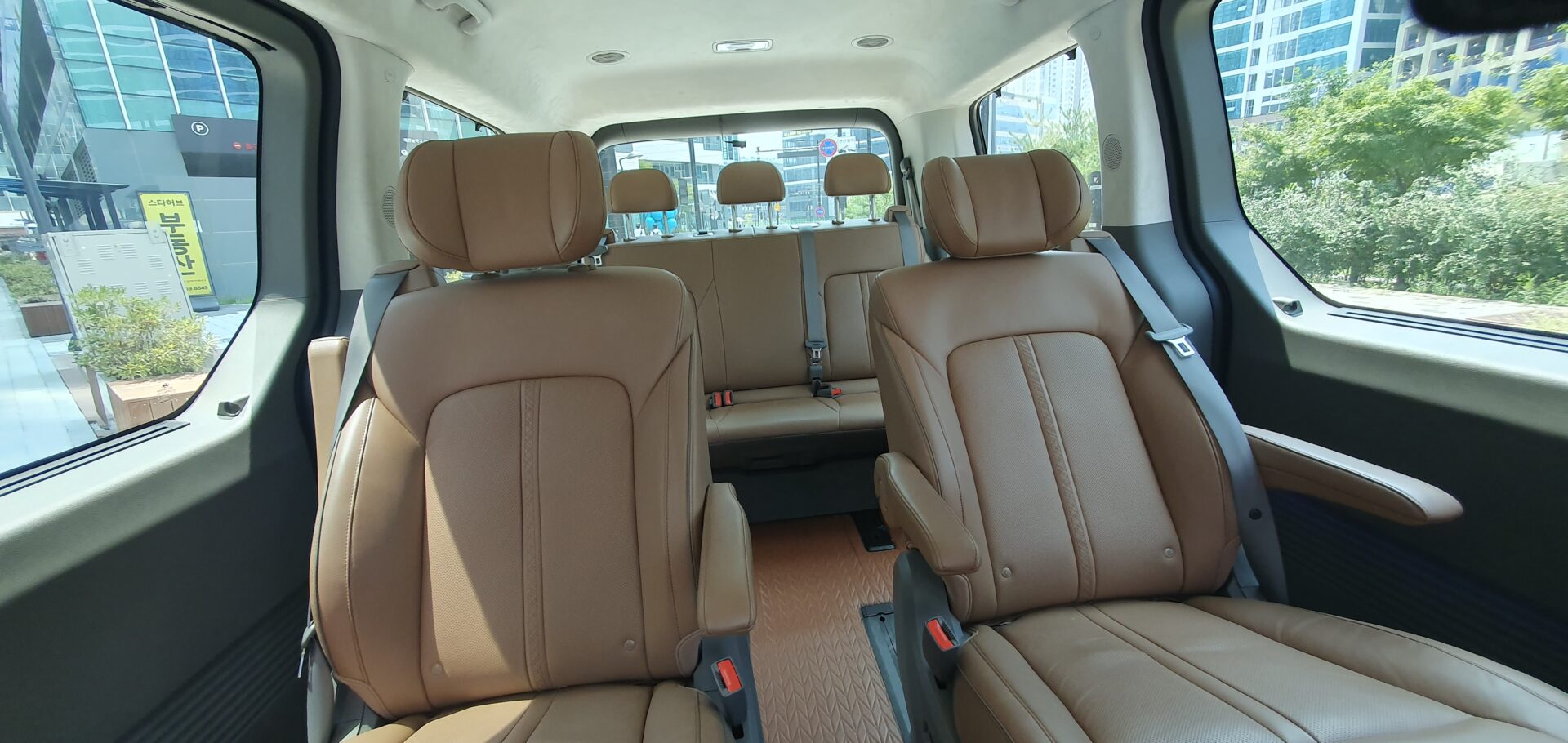 Taxi Van Seoul Luxury Seating - TaxiFromIncheonToSeoul